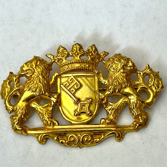 Miriam Haskell | Jewelry | Victorian Miriam Haskell Signed Crest ...